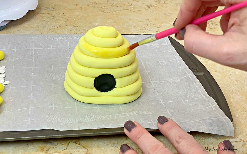 Bee Mine Cake- Free Tutorial for Valentine's Day - My Cake School